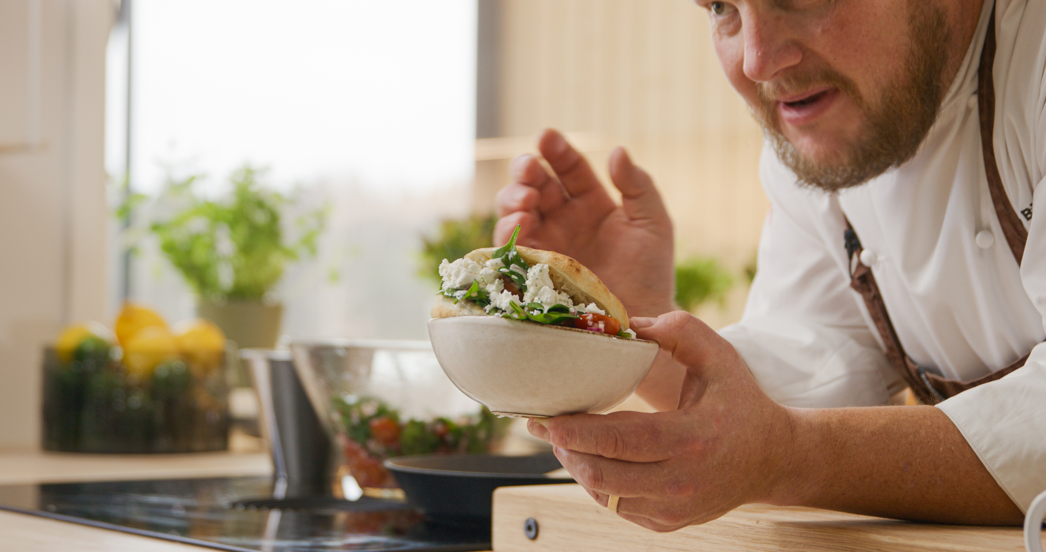 Gyros på fläskfilé med pitabröd, myntayoghurt, tomat- och löksallad och ...