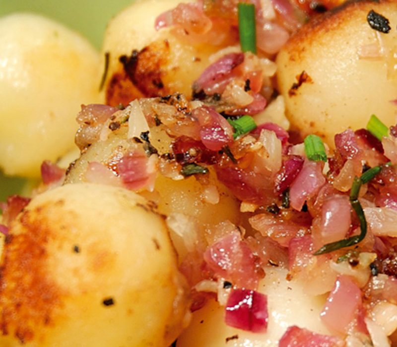 Stekt färskpotatis med lök recept | Snellman